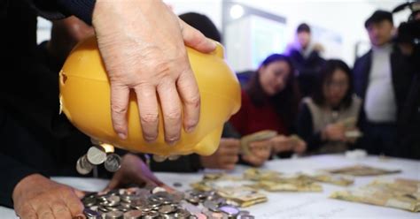 돼지저금통에서 쏟아지는 동전들