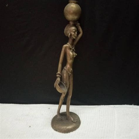 Figurine De Femme Africaine Avec Un Calebasse En Main Et Un Pot Sur La Tête