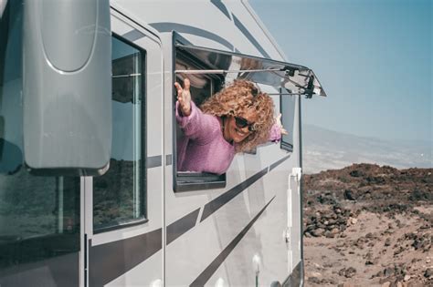 여행 휴가 캠핑카 밴 개념 벽지 평온한 관광객 성인 여성은 캠핑카 밴 Rv 차량 캠핑카의 창 밖을 바라보며 평화로운 여행 목적지를 즐긴다 가정 생활에 대한 스톡 사진 및