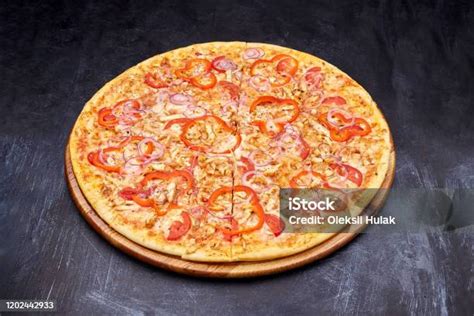 이탈리아 레스토랑에서 어두운 배경에 피자 마르게리타 레스토랑에 대한 스톡 사진 및 기타 이미지 레스토랑 마르가리타 모차렐라 Istock