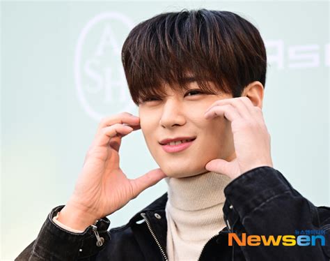 더보이즈 주연 볼 하트 포즈 포토엔hd 뉴스인코리아