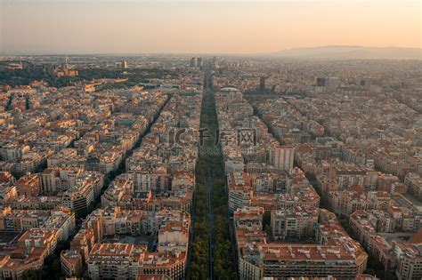 巴塞罗那市西班牙公寓和城市街区在日落鸟瞰图高清摄影大图 千库网