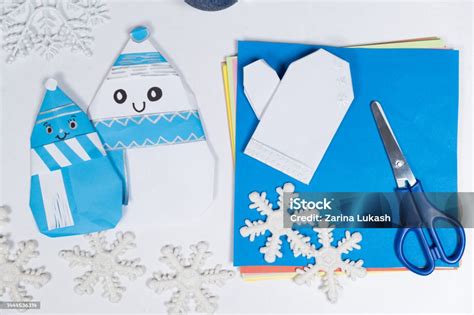 크리스마스와 새해를 위해 종이로 종이 접기 공예품 만들기 눈사람 입상 12월에 대한 스톡 사진 및 기타 이미지 12월 Diy 가위 Istock