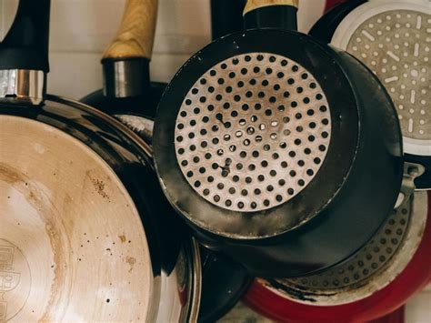 Хитрість з піною для гоління яка відмиє застарілий жир на сковорідці