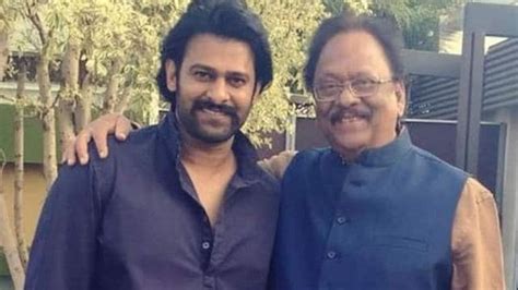 Prabhas चाचा के निधन पर नहीं रुक रहे प्रभास के आंसू वीडियो आया सामने Salaar Actor Prabhas