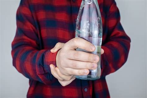 파킨슨 병 환자는 떨리는 손을 가지고 있습니다 다양한 질병의 사지의 떨림 떨리는 남자의 클로즈업 다양한 물체가 손에 떨고 있습니다 신경 질환 건강관리와 의술에 대한 스톡