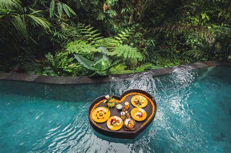 정글 수영장 열대 리조트에서 수상 아침 식사 하트 모양의 검은 등나무 트레이 발렌타인 데이 또는 신혼 여행 놀라움 위에서 보기 이국적인 여름 다이어트 열대 해변 라이프