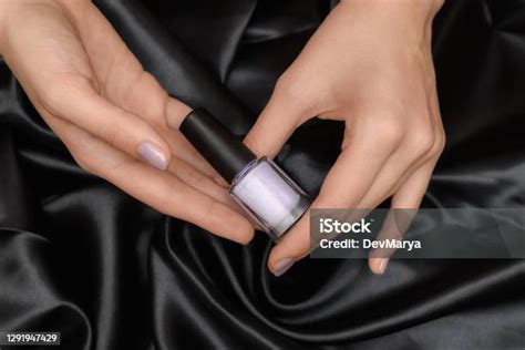 반짝이 네일 디자인여성 손 보라색 반짝이 매니큐어 매니큐어 여자 손 잡고 매니큐어 병 건강한 생활방식에 대한 스톡 사진 및 기타 이미지 건강한 생활방식 네일 살롱