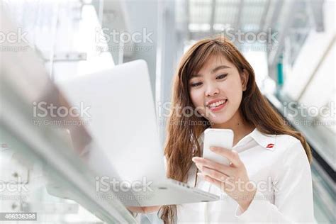 아시아판 사용하여 성공적인 치도 스마트폰 및 노트북 사무실 2015년에 대한 스톡 사진 및 기타 이미지 2015년 경영자 기업 비즈니스 Istock