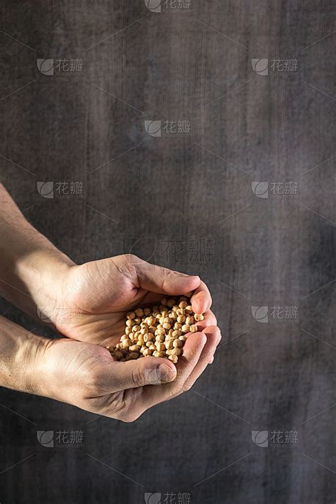 一把鹰嘴豆的特写镜头