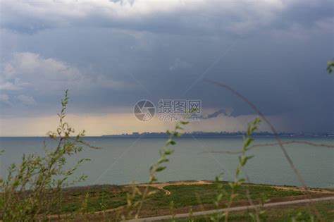 海面和城市上空的乌云高清图片下载 正版图片506106952 摄图网