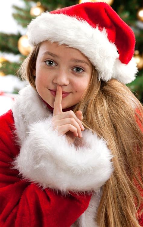 Mooi Jong Meisje In De Kleren Van De Kerstman Stock Afbeelding Image