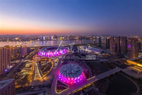 杭州奥体中心夜景全景航拍资料图 人民图片网