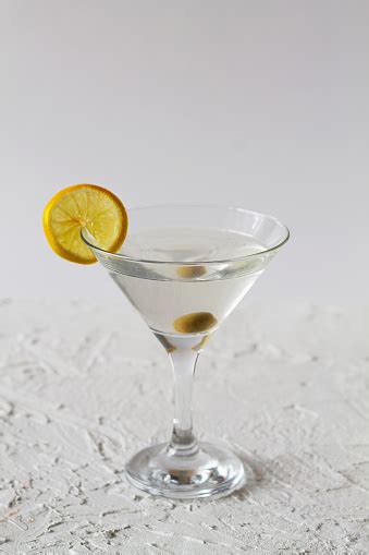 바에서 마가리타 칵테일 흰색 배경에 올리브와 칵테일마티니 유리 테이블에 레몬마티니 안경 복사 공간을 복사합니다 알코올 음료 수직 0명에 대한 스톡 사진 및 기타 이미지