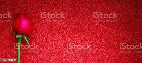 Copyspace와 빛나는 배경에 빨간 장미와 함께 행복 한 발렌타인 데이 인사말 카드 평면 배치 개념에 대한 스톡 사진 및