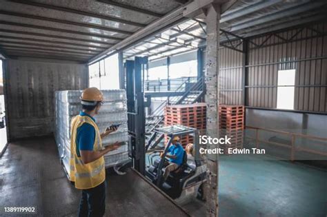 아시아 창고 노동자 는 지게차와 트럭에 팔레트에 상자를로드 하는 동안 포맨 계산 재고 세미 트럭에 대한 스톡 사진 및 기타 이미지 세미 트럭 싣기 지게차 Istock