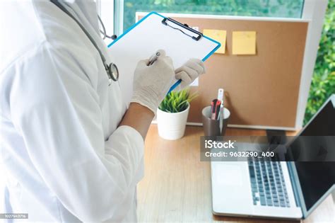 환자 등록 양식을 작성 여성 의사의 클로즈업 보기 의료 및 의료 개념 가입서에 대한 스톡 사진 및 기타 이미지 가입서 개념 개념과 주제 Istock