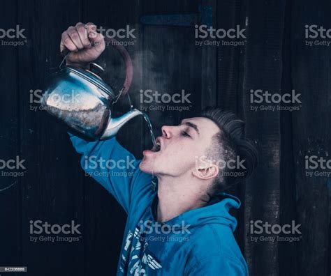 입으로는 주전자에서 뜨거운 차를 마시는 남자 개념 미친 남자 기이함에 대한 스톡 사진 및 기타 이미지 기이함 넘치다 노랑