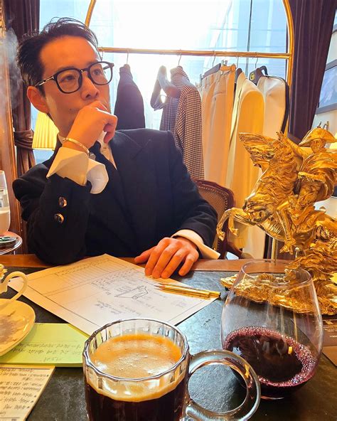 The Great 어느 새 한 해의 3월이 촌각을 타투며 지나고 있습니다 나라는 과거에 머물러 있고 경제는 칡흙처럼 어둡습니다 가치가 사라진 시대 그러나 그 속에서