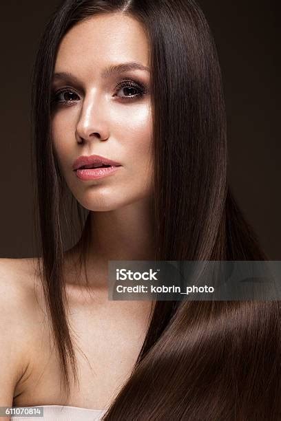 완벽하게 부드러운 머리와 아름다운 갈색 머리 소녀 고전적인 매끄러운에 대한 스톡 사진 및 기타 이미지 매끄러운 반짝이는 각질층 Istock