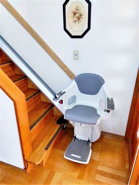 兵庫県神戸市の屋内真っすぐの階段に階段昇降機（階段リフト）を1台設置致しました！【設置事例】 階段昇降機・介護用階段リフト・家庭用階段昇降機販売レンタルの「ダイコー株式会社」