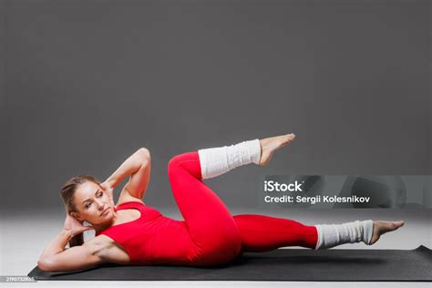 빨간 운동복을 입은 스포티 한 젊은 여자가 흰색 배경에 고립 된 요가를 하고 있습니다 건강한 생활 방식과 몸과 마음의 자연스러운 균형의 개념 35 39세에 대한 스톡 사진