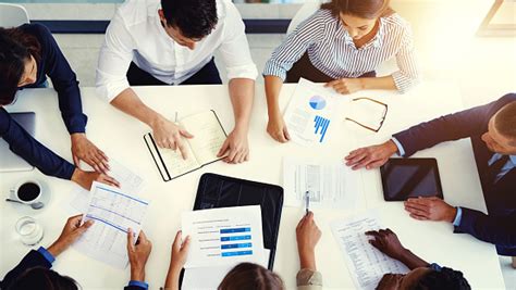 위의 문서와 분석 영업을 위한 전략 계획 팀워크 및 협업을 위한 회의에서 사람들과의 비즈니스 기업 금융 및 그룹 디지털 또는