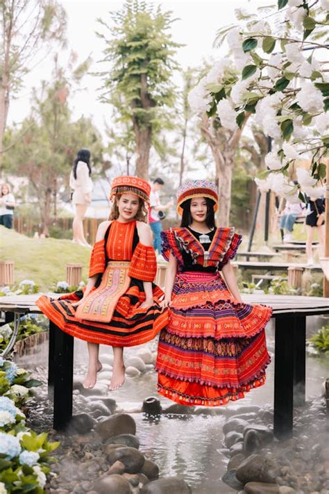 공원 꽃 나무 녹지 다채로운 드레스 몽족 문화 문화 드레스 문화 유산 문화적 문화적 상징주의 문화적 정체성 문화제 미소 짓는 민속학 민족 드레스