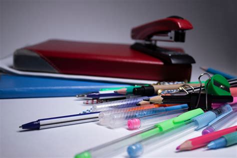 노트북 펜 연필 펠트 팁 펜 종이 클립 문구 개념 복사 공간을 복사합니다 격리 0명에 대한 스톡 사진 및 기타 이미지 0명 개체 그룹 검은색 Istock