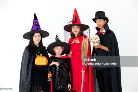 흰색 바탕에 여러 개의 스타일 멋진 의상에서 가족의 그룹 할로윈 축제에서 재미 있는 활동에 대 한 개념 10월에 대한 스톡 사진 및 기타 이미지 Istock