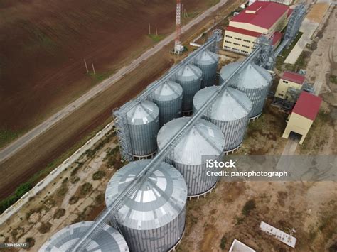 곡물 엘리베이터 농업 구역의 금속 곡물 엘리베이터 수확을 위한 농업 저장 녹색 자연 배경에 곡물 엘리베이터 농업 공장의 외관 아무도 0명에 대한 스톡 사진 및 기타 이미지