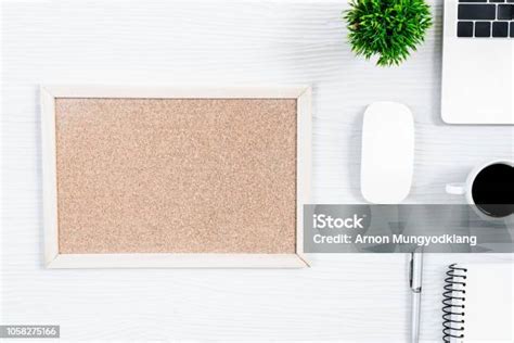 백색 목 제 사무실 책상 테이블 및 블랙 커피 및 평면도 및 평면 레이 개념에 빈 보드 작업을 위한 장비 0명에 대한 스톡 사진 및 기타 이미지 Istock