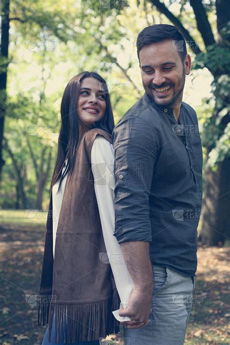 户外 幸福 异性恋 垂直画幅 公园 手牵手 仅成年人 友谊 成年的 塞尔维亚