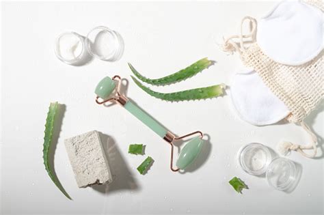 녹색 옥 롤러 얼굴 마사지 기계 녹색 잎 알로에와 흰색 배경에 구 아슈 알로에 베라 추출물 노화 방지 피부 관리 보습 및 클렌징의 개념 보습제에 대한 스톡 사진 및 기타