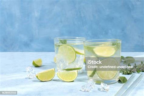 가벼운 테이블에 민트 라임 오렌지를 곁들인 해독 음료 마히토 또는 칵테일은 신진 대사를 개선하고 체중 감소를 촉진합니다 감귤류 과일에 대한 스톡 사진 및 기타 이미지