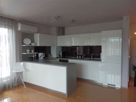 Кухня с барплот по индивидуален проект