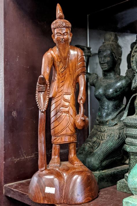 Dara តារាចំលាក់ឈើប្រណិតសៀមរាប 🙏៚ចម្លាក់ រូបលោកតាឥសី សាងពីឈើធ្នង់ កំពស់៥តឹក ទឹកដៃពិសេស៚🇰🇭