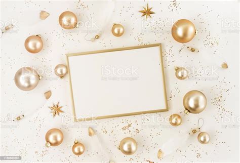 크리스마스 배경 Xmas 또는 새해 금 흰색 장식과 골드 프레임 텍스트에 대한 빈 복사 공간 흰색 배경에 조롱 엽서 또는 초대를위한 휴가 개념 맨 위 보기 0명에 대한 스톡