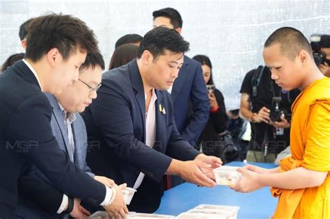 Photo Gallery “ท่านอ้น” เดินทางทำบุญถวายภัตตาหารเพลพระสงฆ์ สามเณร ที่