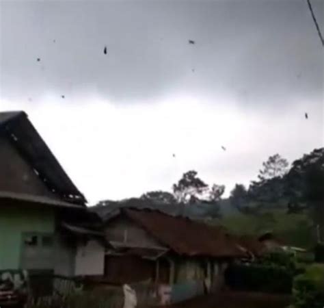 Viral Puting Beliung Sumedang Tepat Di Depan Mata Bapak Bapak Ini Pekikan Takbir