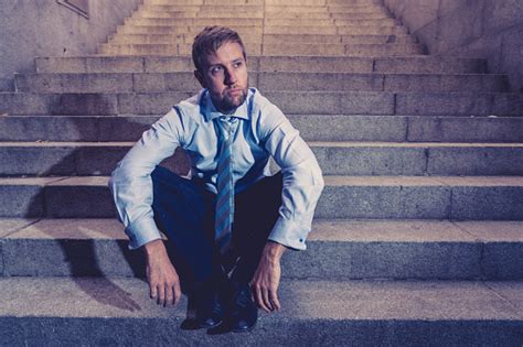 젊은 사업가 우울증 우는 포기 그런 지 조명에 정서적 고통을 슬픔 고통 지상 거리 콘크리트 계단에 앉아에 발생 합니다 걱정하는에 대한 스톡 사진 및 기타 이미지 Istock