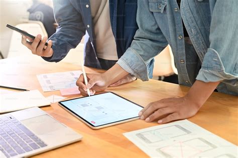 Ux Ui 레이아웃은 종이에 디지털 장치 및 스케치 템플릿으로 작업하는 팀 디자이너입니다 사진 Unsplash의 태국 이미지