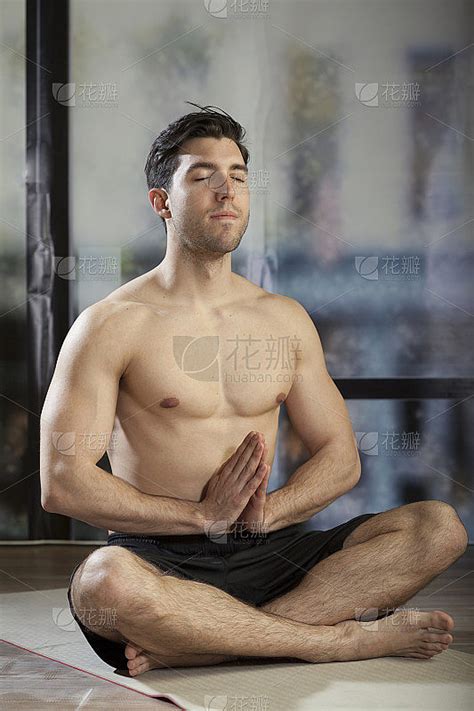 在办公室做瑜伽的男人