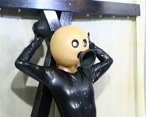 我把漏斗放在她的乳胶面具上 我想在她脸上撒尿 Xhamster