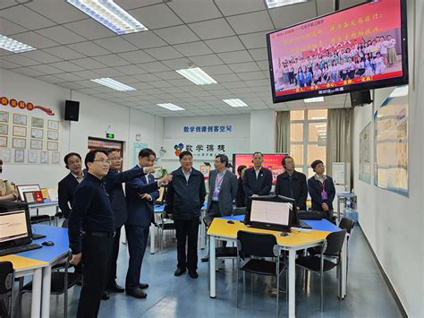 本科教育教学审核评估专家组到我院“数学课栈”开展评估考察