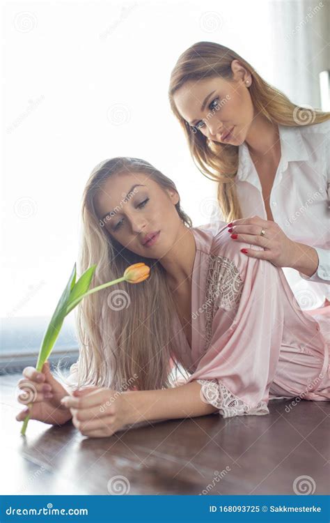 Joven Pareja De Lesbianas En El Suelo Con Tacto Y Sensualidad Imagen De