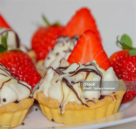 식욕을 돋 우는 Tartlet에 배열 한 한다 손에 딸기와 휘 핑된 크림 크림 초콜릿 딸기 바구니 케이크 레드와 화이트입니다 0명에 대한 스톡 사진 및 기타 이미지 Istock