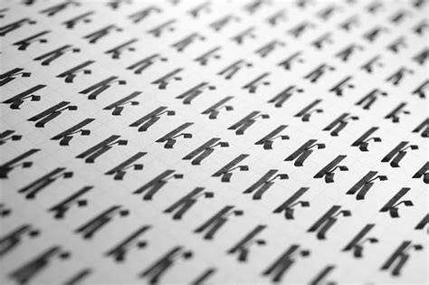 서예 흑백 문자 K 배경입니다 워크 시트를 작성하는 문자 연습 필기 기호 채우기 패턴입니다 서예 문자 K 학습 기술 종이 페이지