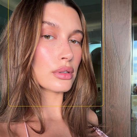 Hailey Bieber Bringt Diesen Aufregenden Sommer Trend In Den Herbst