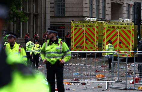 Ливерпүүл хотод баярын жагсаалд оролцогчдыг дайрсан этгээд түргэний машины араас дагажээ